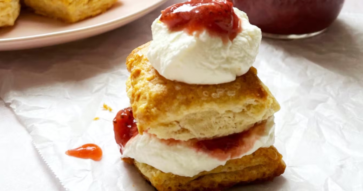 Mini kolači sa filom od jagoda i rabarbare