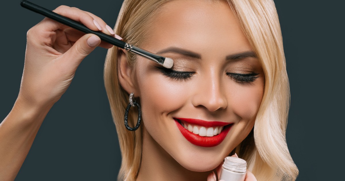 Trikovi za šminkanje koji odmah podižu opuštene kapke